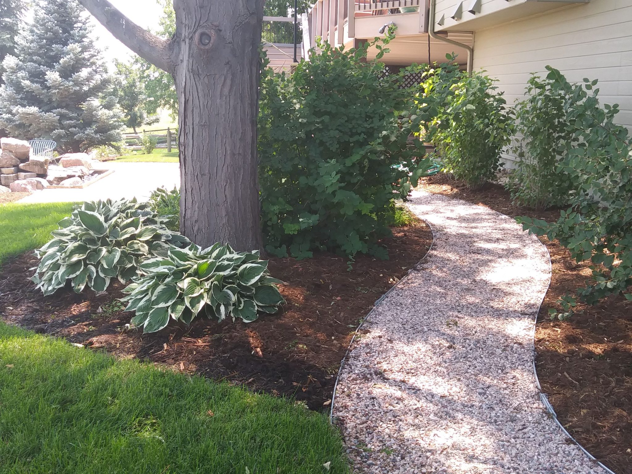 15 Amazing Front Yard Landscaping Ideas with Rocks and Mulch - TheTalkHome