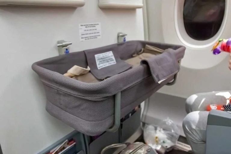 Choosing a Bulkhead Seat on A Plane: Pros, Cons and More - TheTalkHome